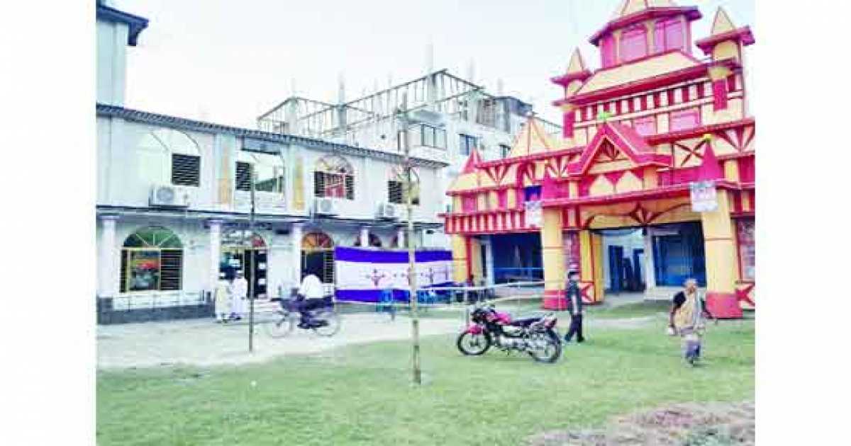এক উঠানেই মসজিদ ও মন্দির, সম্প্রীতির নিদর্শন : সংবাদ অনলাইন